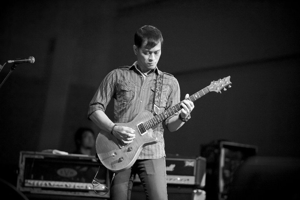 5 Gitaris Paling Jago Di Indonesia